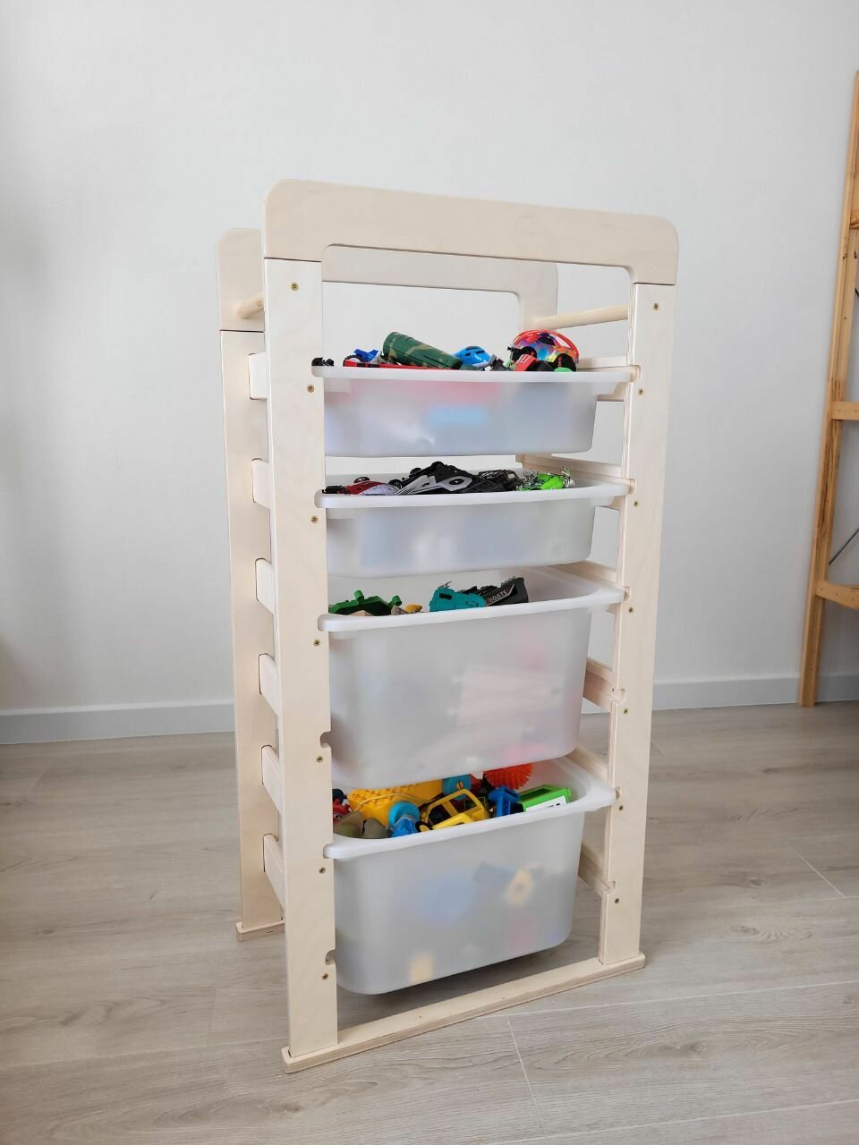 Стеллаж деревянный напольный в детскую высокий для игрушек и книг с полкой