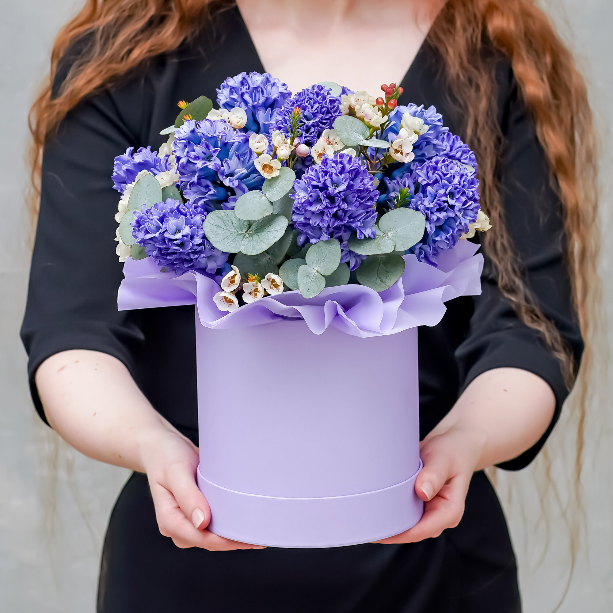 Букет живых цветов Flor-Pro Flowers из 11 синих гиацинтов с зеленью в коробке