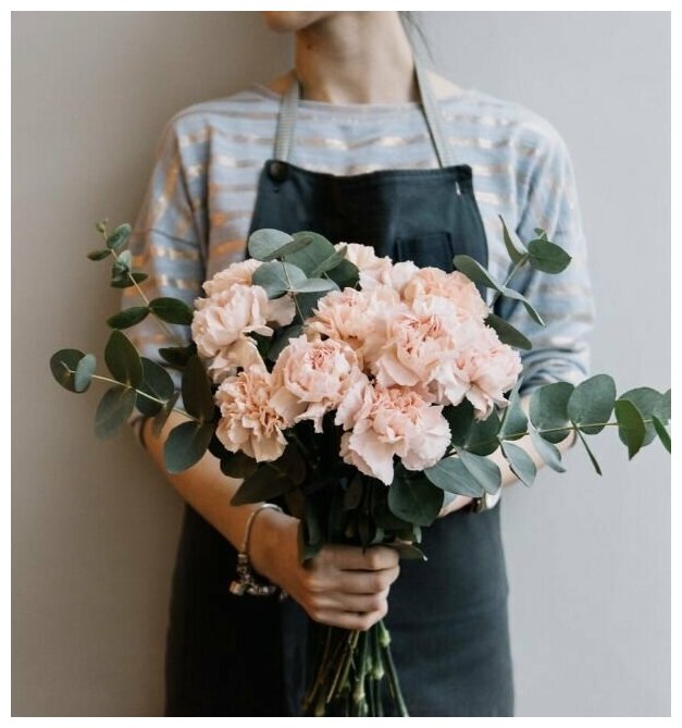 Букет живых цветов. Гвоздики 11 шт и эвкалипт. Упаковка крафт