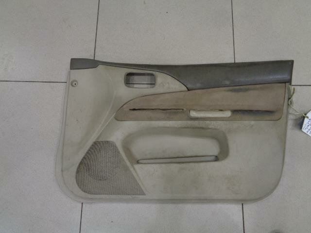 Обшивка двери передней правой от Mitsubishi Lancer Cedia CS 2000-2003