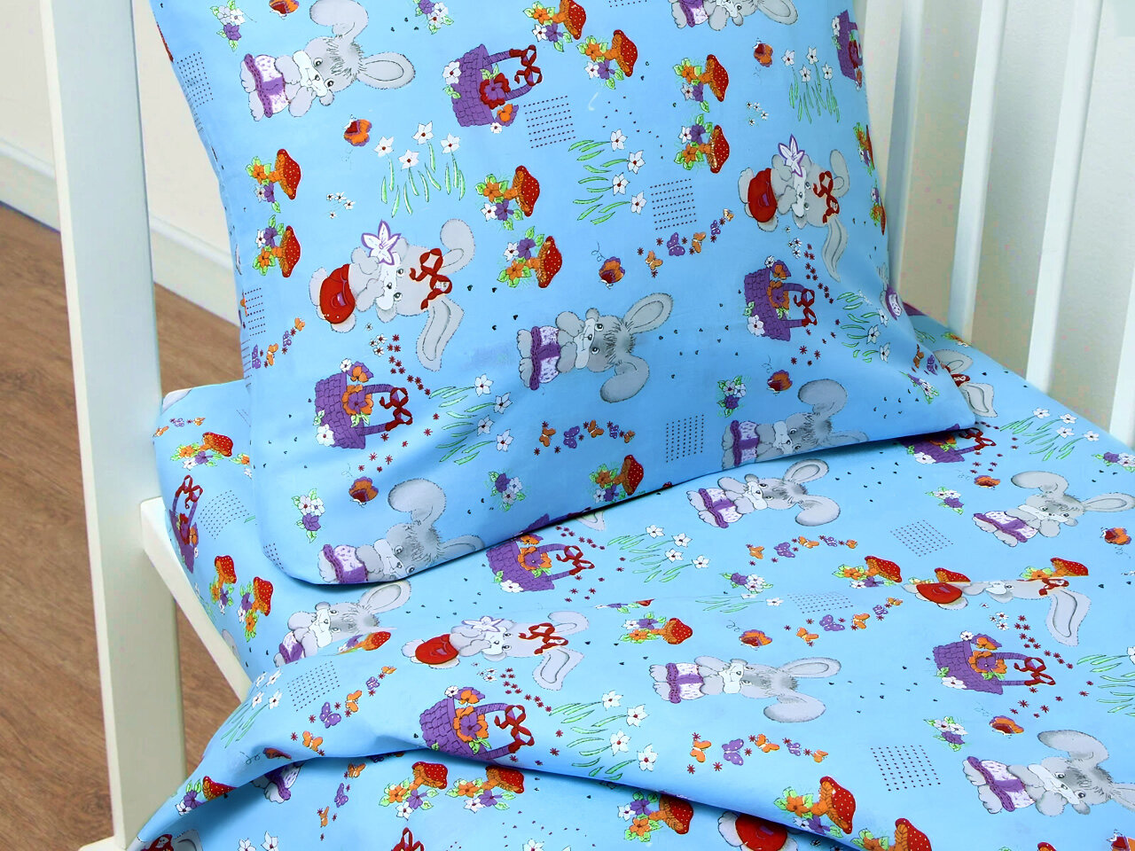 Детское постельное бельё бязь для детских кроваток - М - 125 - Хитрые Зайчата на голубом