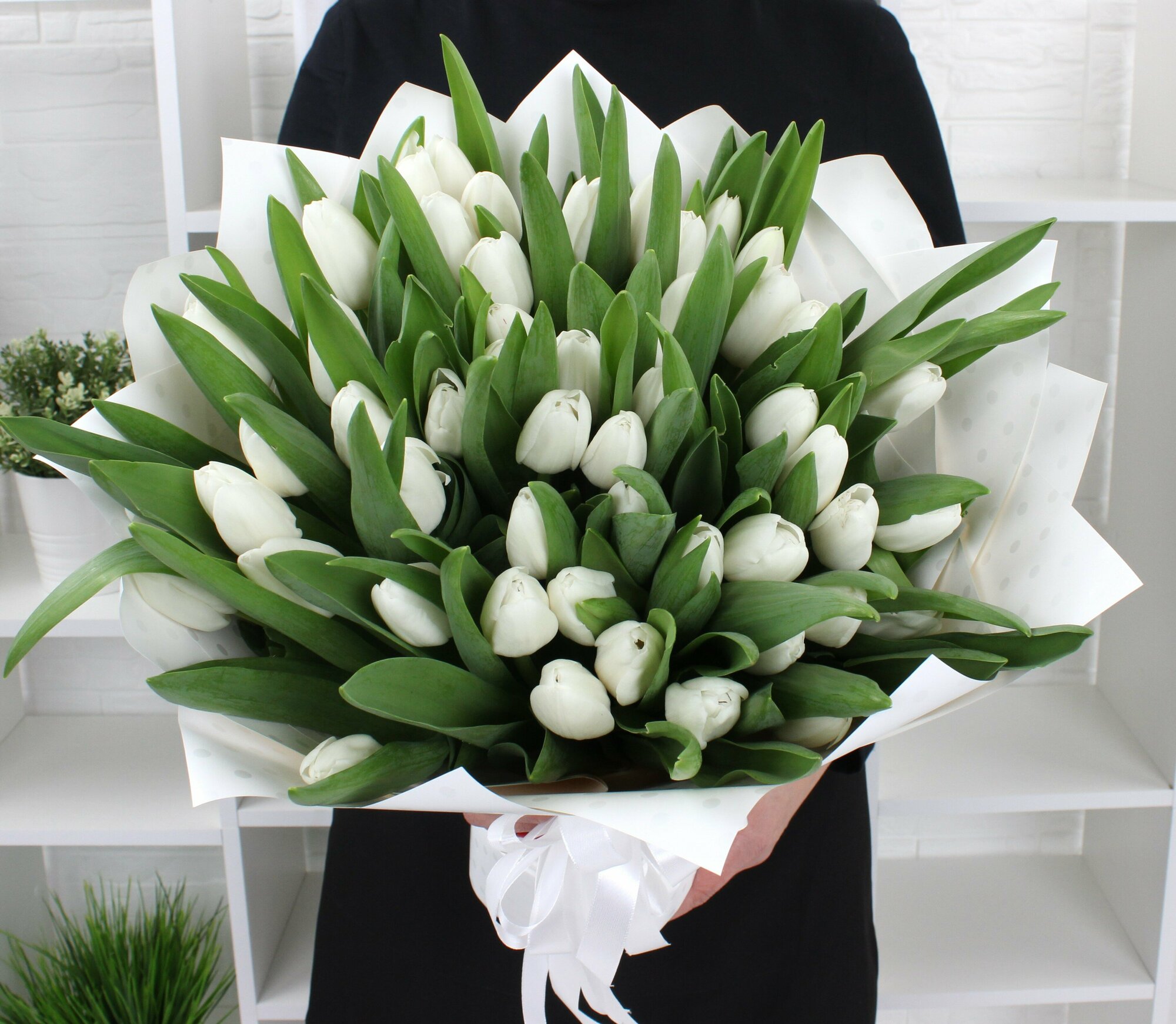 Монобукет THE FLOREAL, белый тюльпан, 51 цветок, в упаковке с бантом