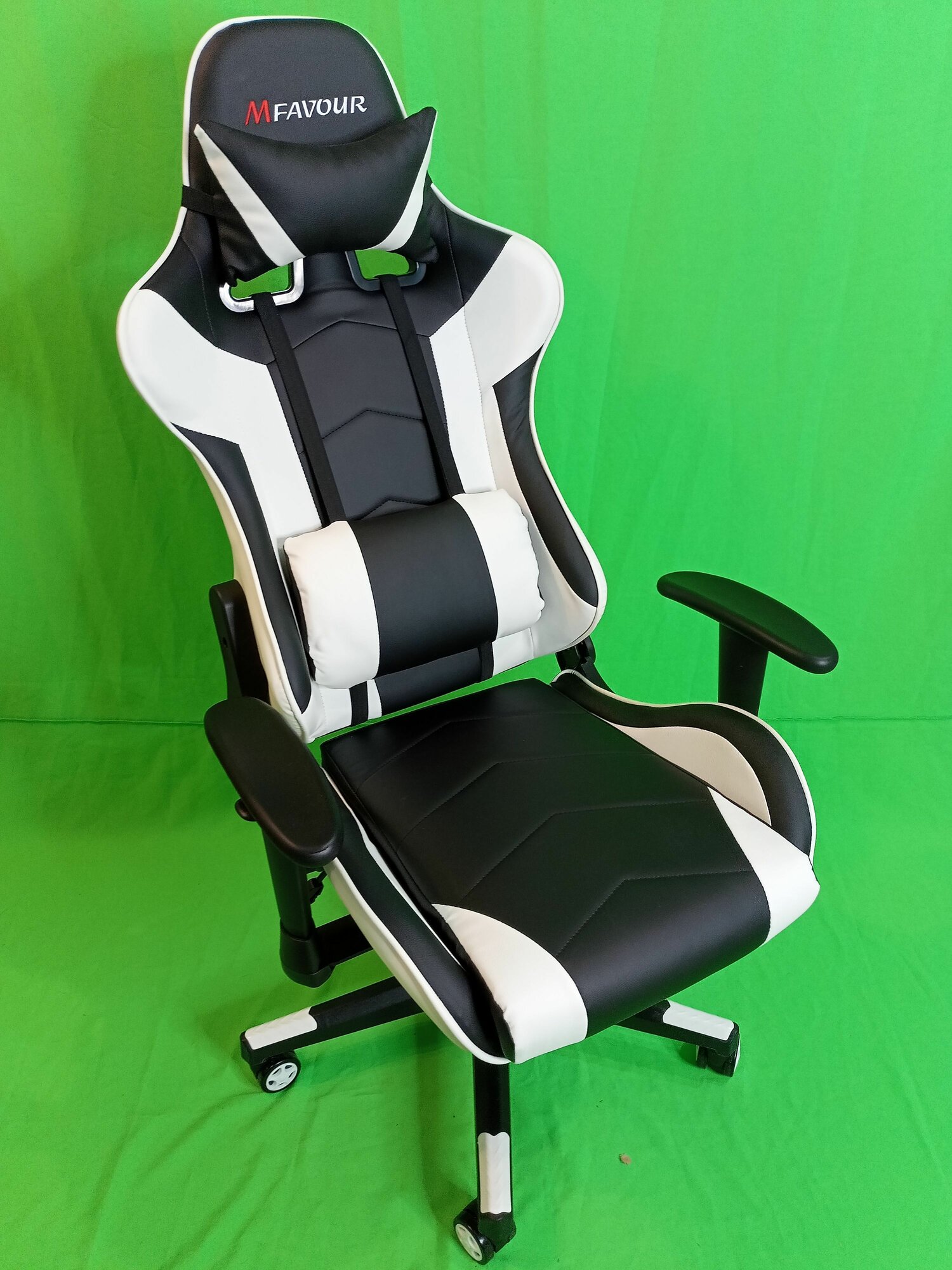 Офисное компьютерное кресло с механизмом качания. Геймерское игровое кресло с регулировкой подлокотников