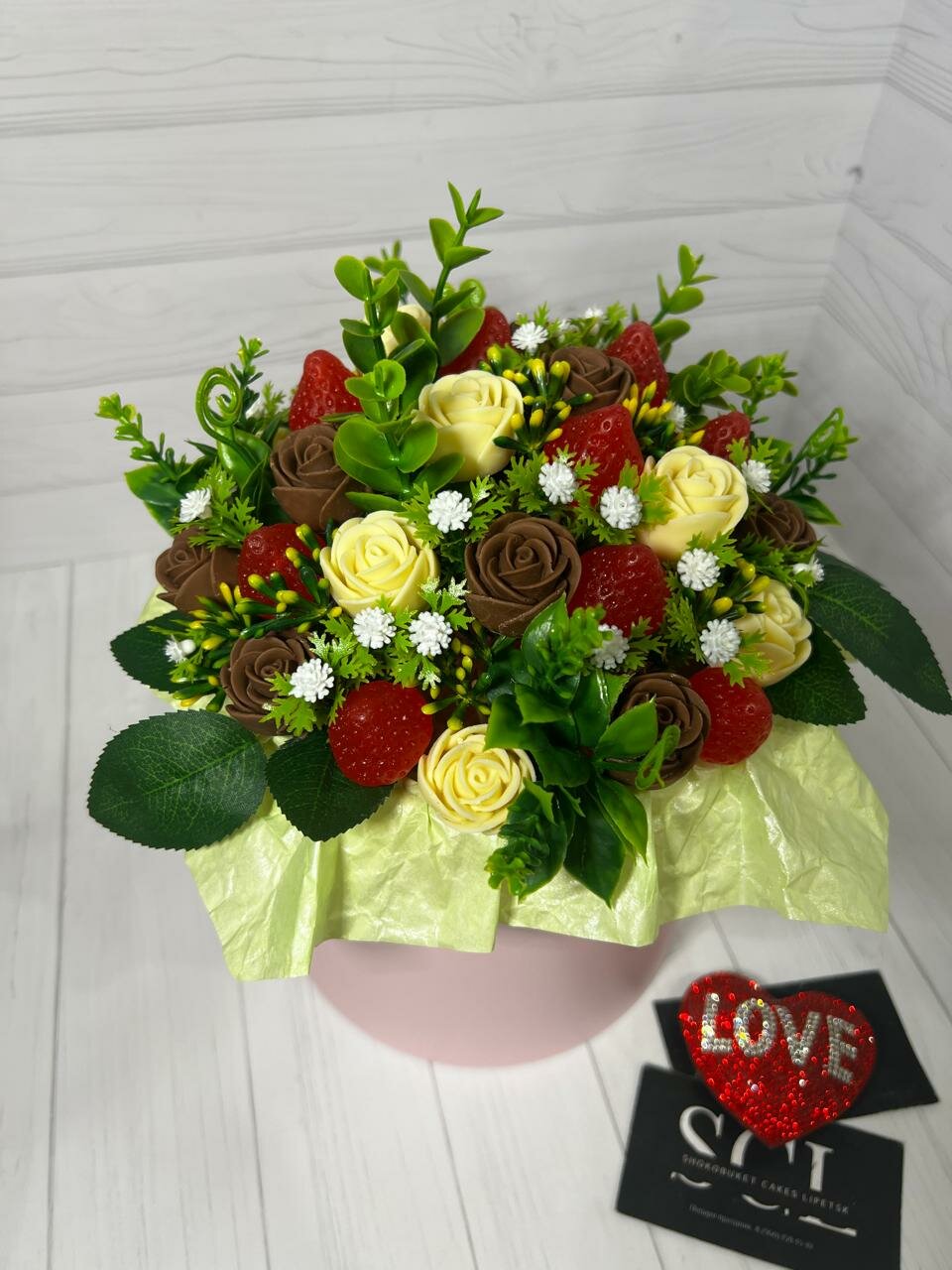 Композиция из 19 мини розочек с добавлением мармелада в виде Клубники или Ежевики