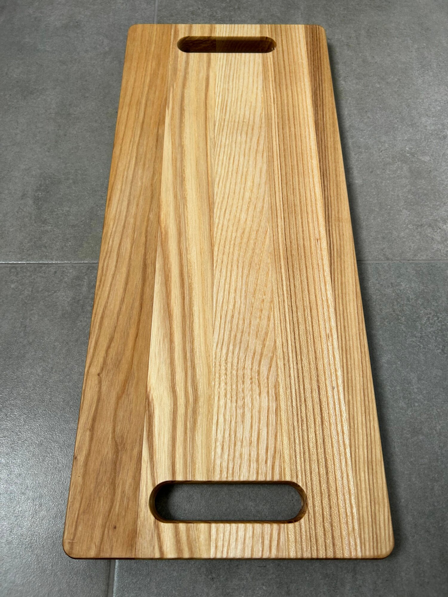 Доска разделочная, для подачи. Ясень 450х190х20 мм.(45х19 см!) Прямоугольная с 2 ручками.