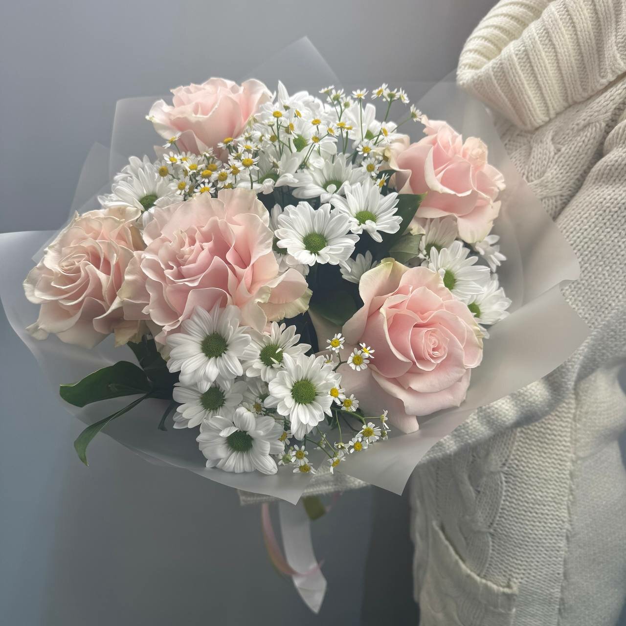 Букет / Французская Роза, Кустовая хризантема, Танацетум, цвет розовый, белый, 13 шт