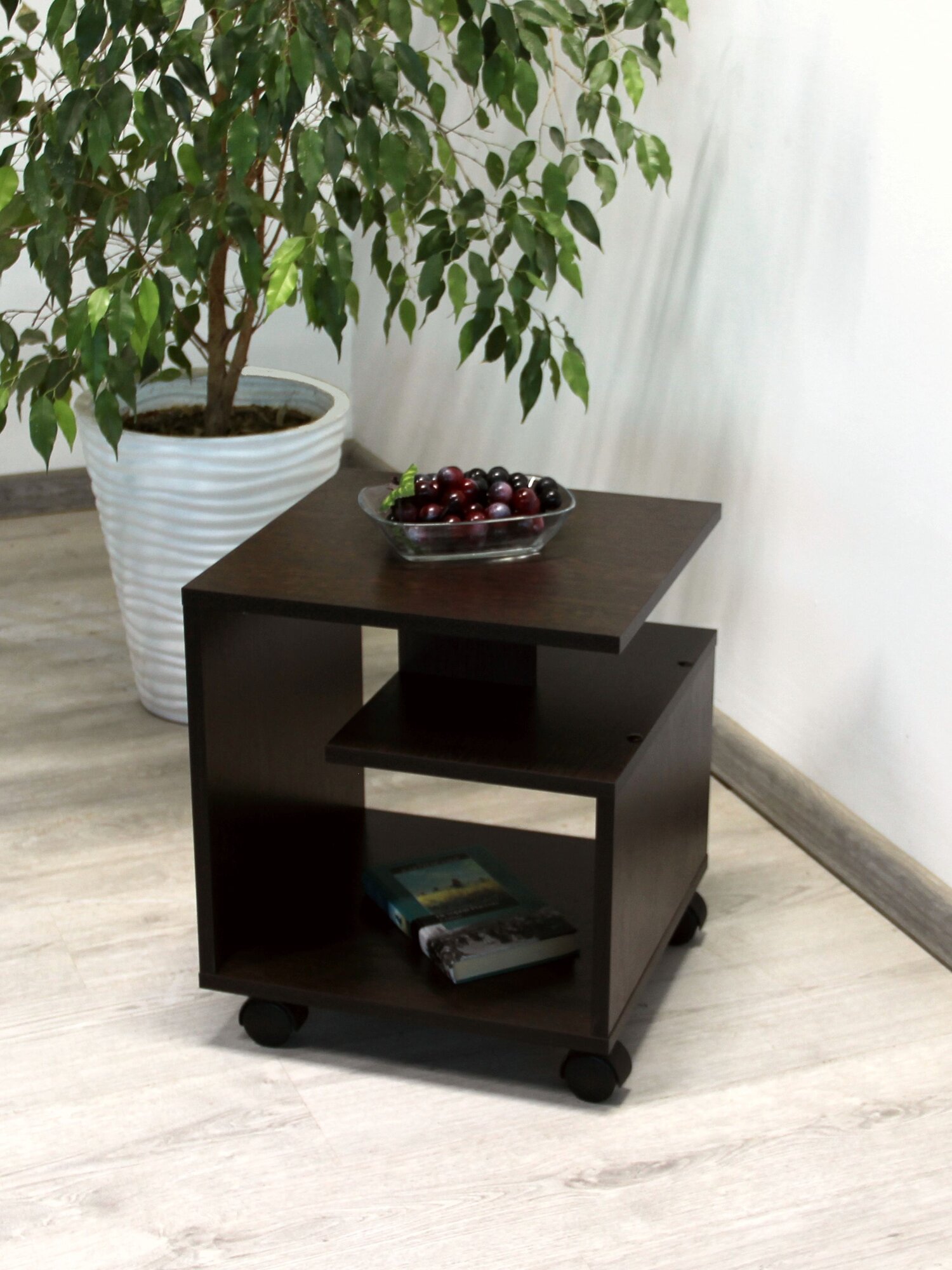 Столик на колесиках