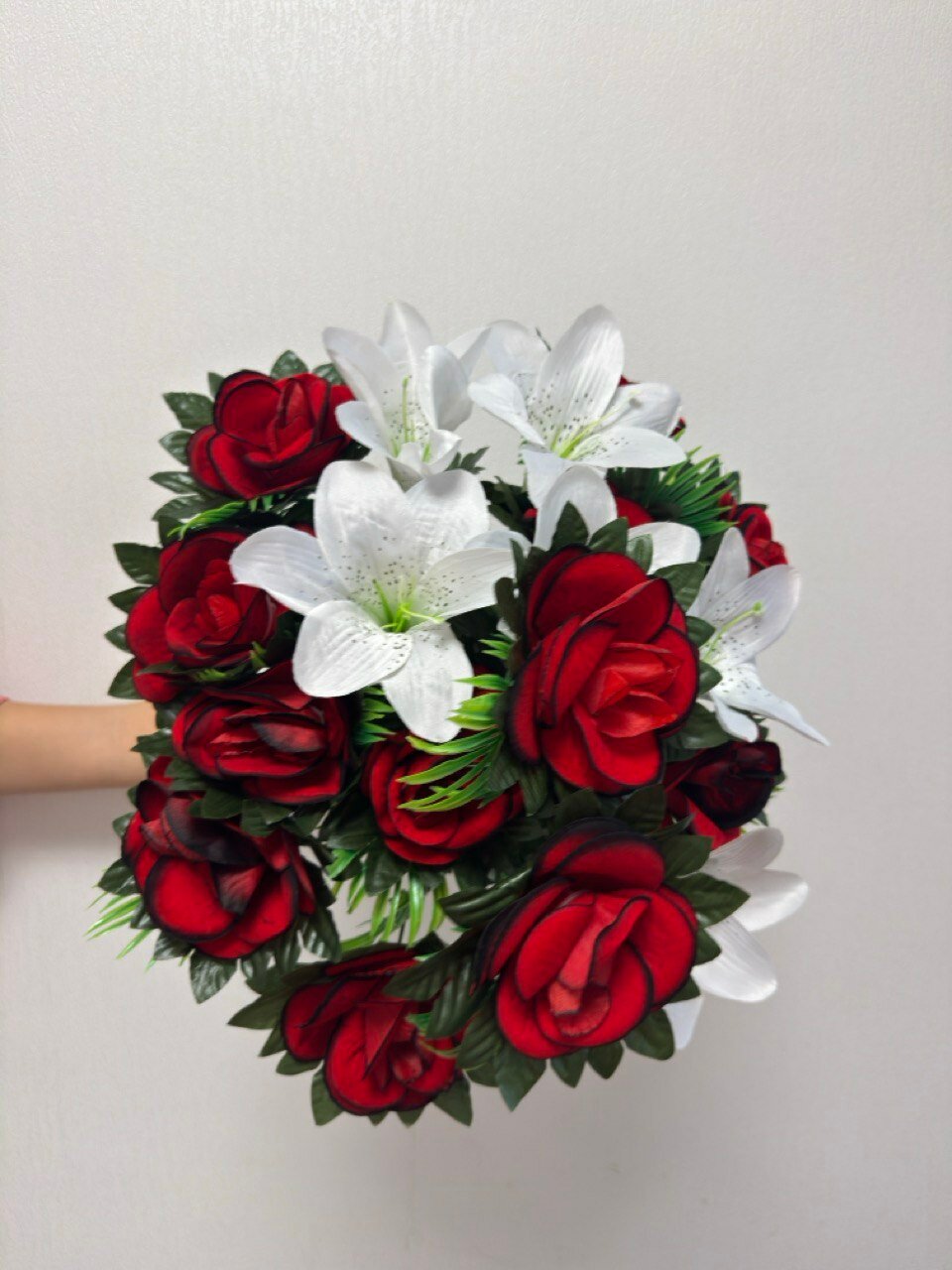 Искусственный букет "Алые розы и белые лилии", высота 6 см, ширина 10 см