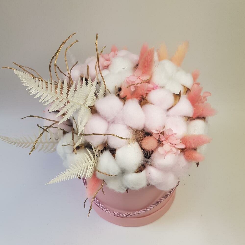 Сухоцветы для интерьера. Хлопок розовый и белый с лагурусом, гортензией и ветками черничника в шляпной коробке.