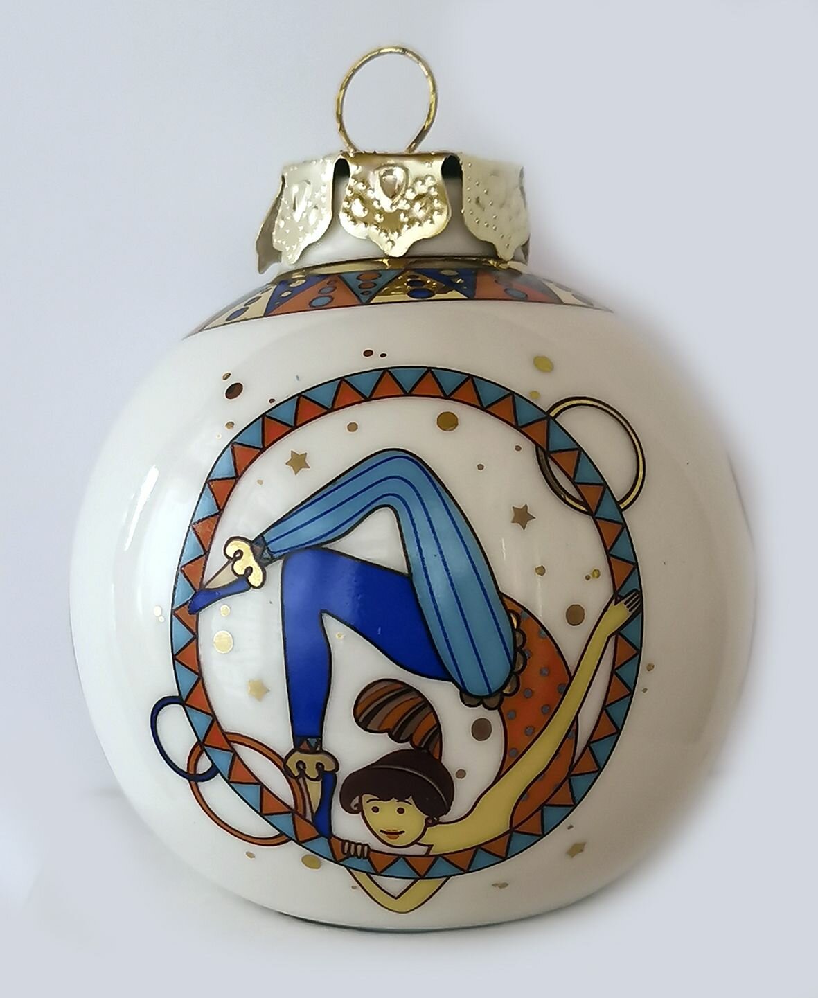 ШАР фарфоровый Новогодний на ёлку-"русский цирк - девушка С обручем" диаметр-65 мм, в картонной коробке.