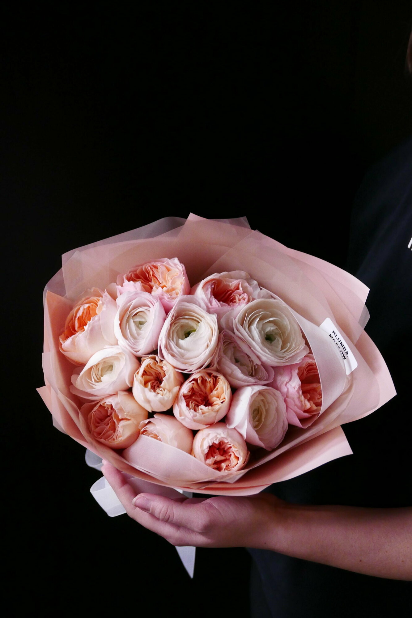 Дуо букет из пионовидных роз и ранункулюсов от студии клумба. москва