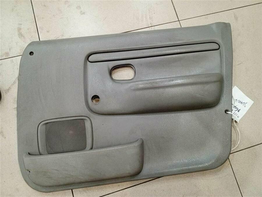 Обшивка двери передней правой от Mazda Demio DW 1996-2002