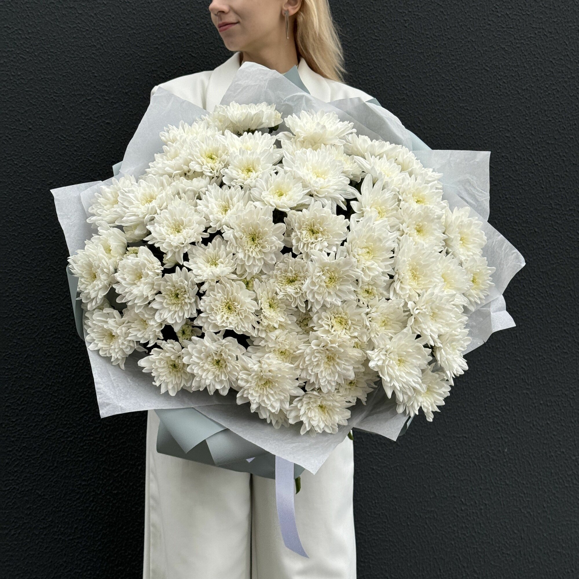 Пышный МоноБукет из 15 белых кустовых хризантем "Весенние лепестки"