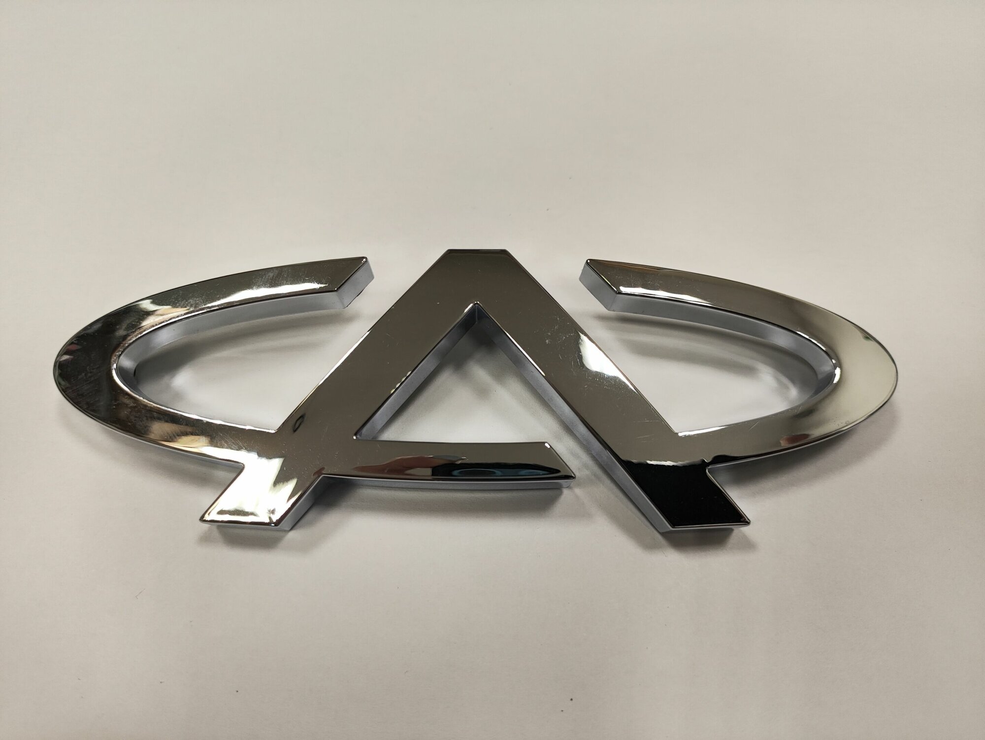 Эмблема решетки радиатора Chery Tiggo [1.6 16V 5MT внедорожник 4X4] T113921501