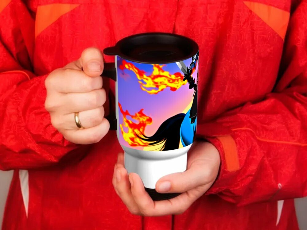 Тремокружка для авто с принтом "Волшебный рыцарь на синем коне, держащий меч, против яркого фона заката с огненными и голубыми оттенками, в стиле яркой и динамичной иллюстрации." 0.5 л.