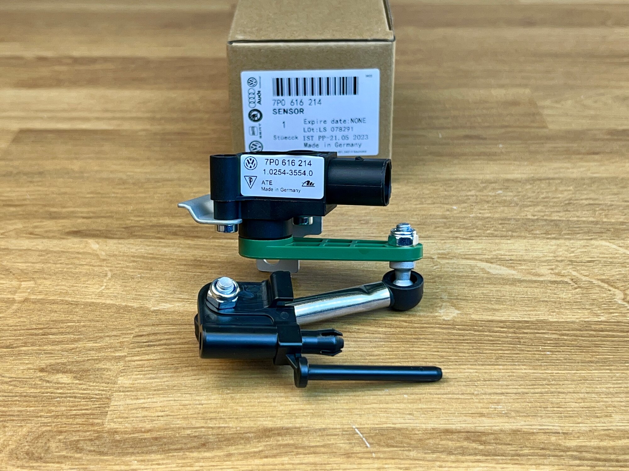 Датчик уровня кузова (дорожного просвета) передний правый для Volkswagen Touareg NF / Porsche Cayenne 958