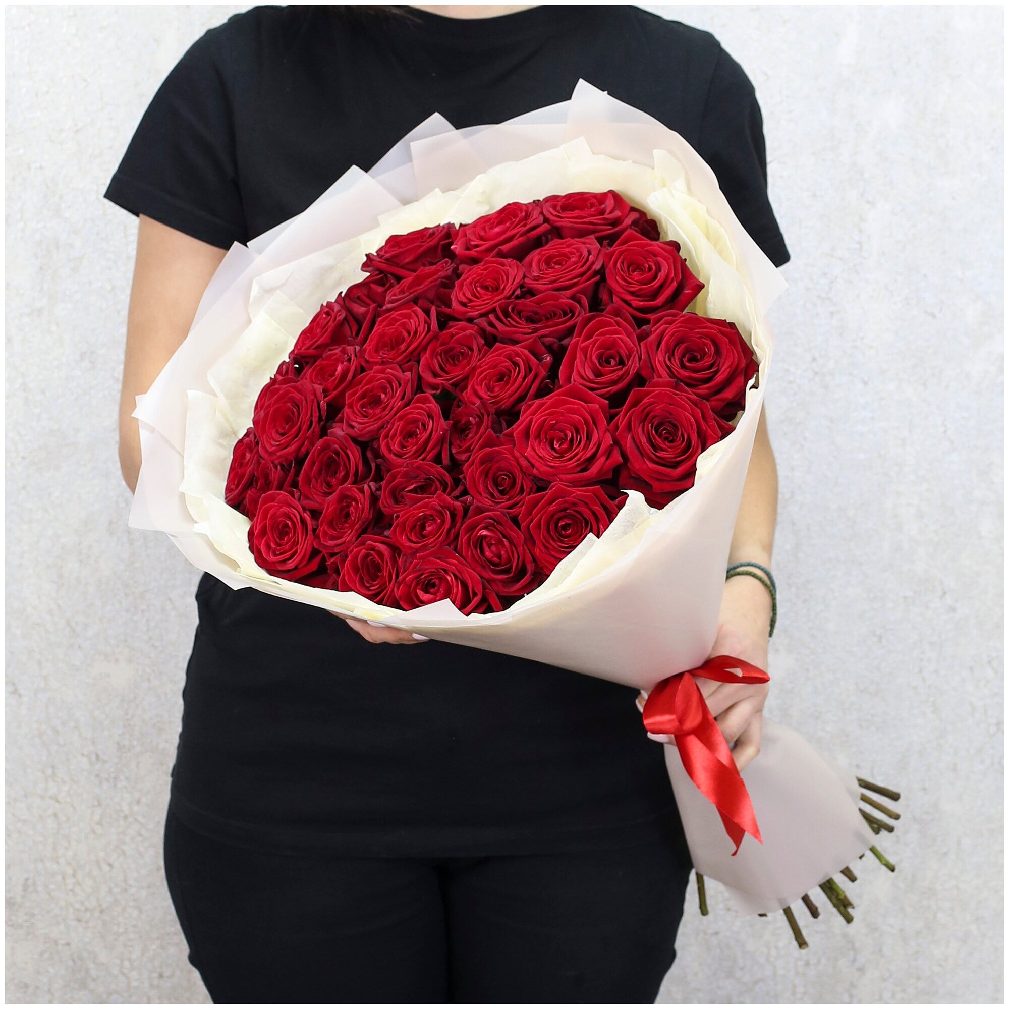 Цветы живые букет Flor-Pro Flowers из 35 красных роз 60 см в дизайнерской упаковке