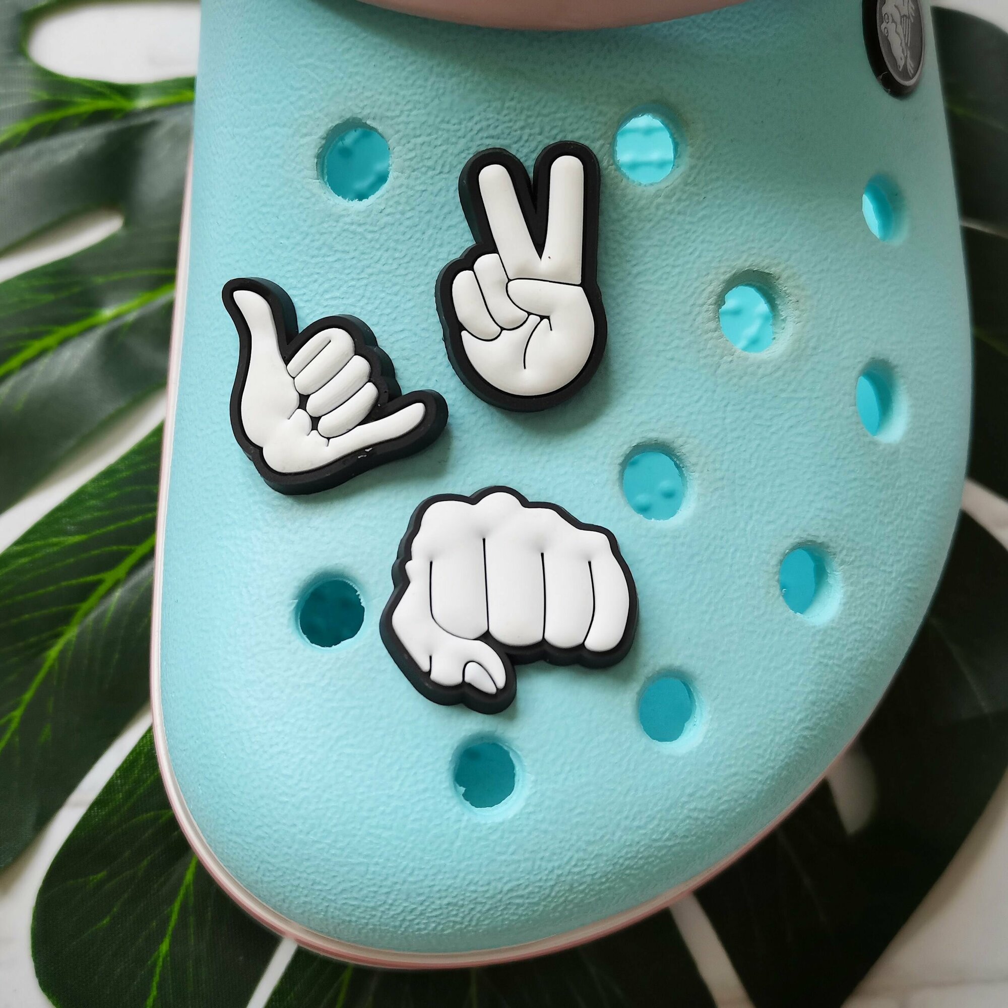 Джибитсы крутые кулак на Crocs