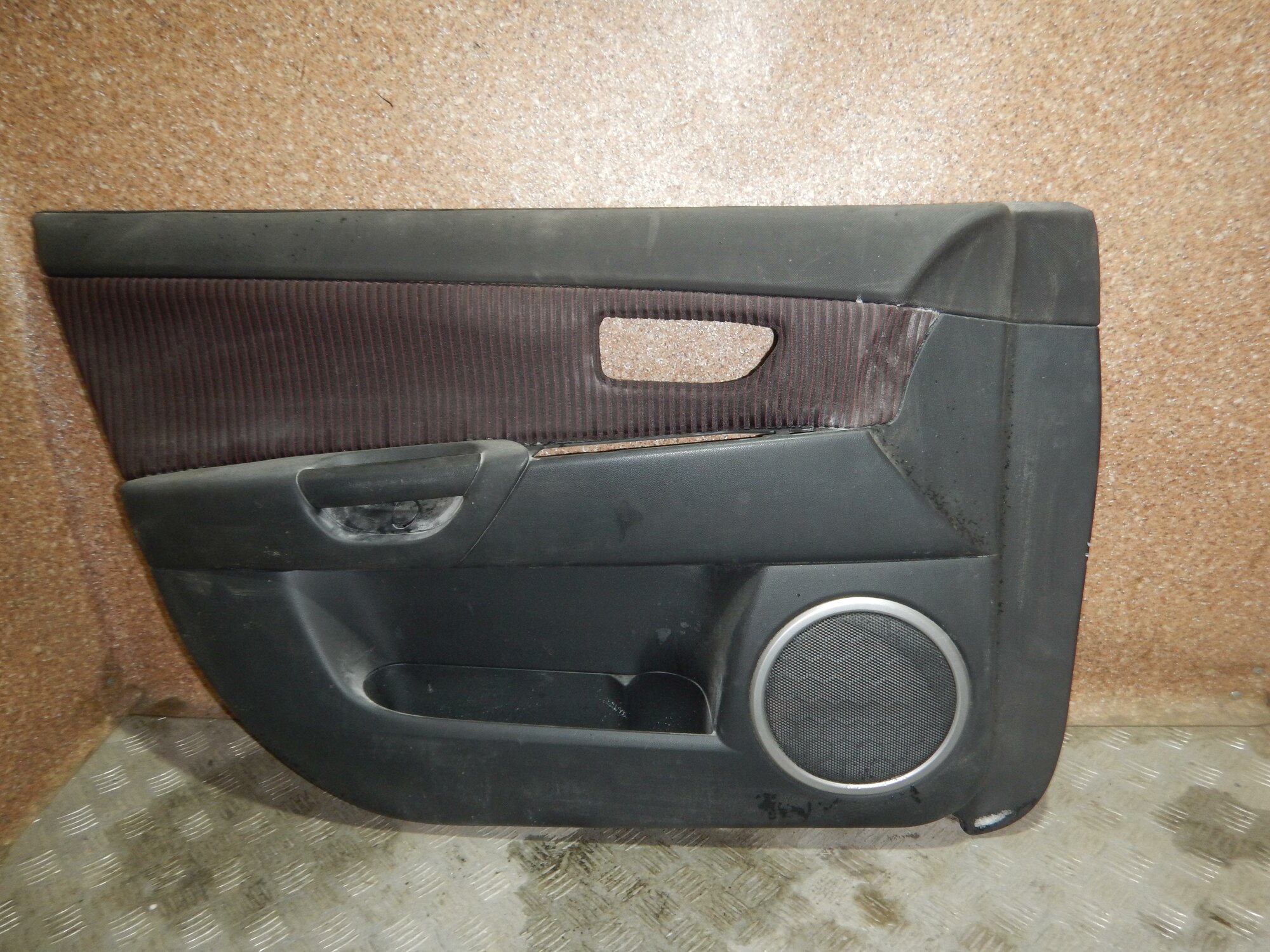 Б/У Обшивка двери передней левой, Mazda (Мазда)-3 (BK) (02-09) MAZDA 3 (BK) (02-09) до рест. Царапины. 392586 MAZDA арт. ...