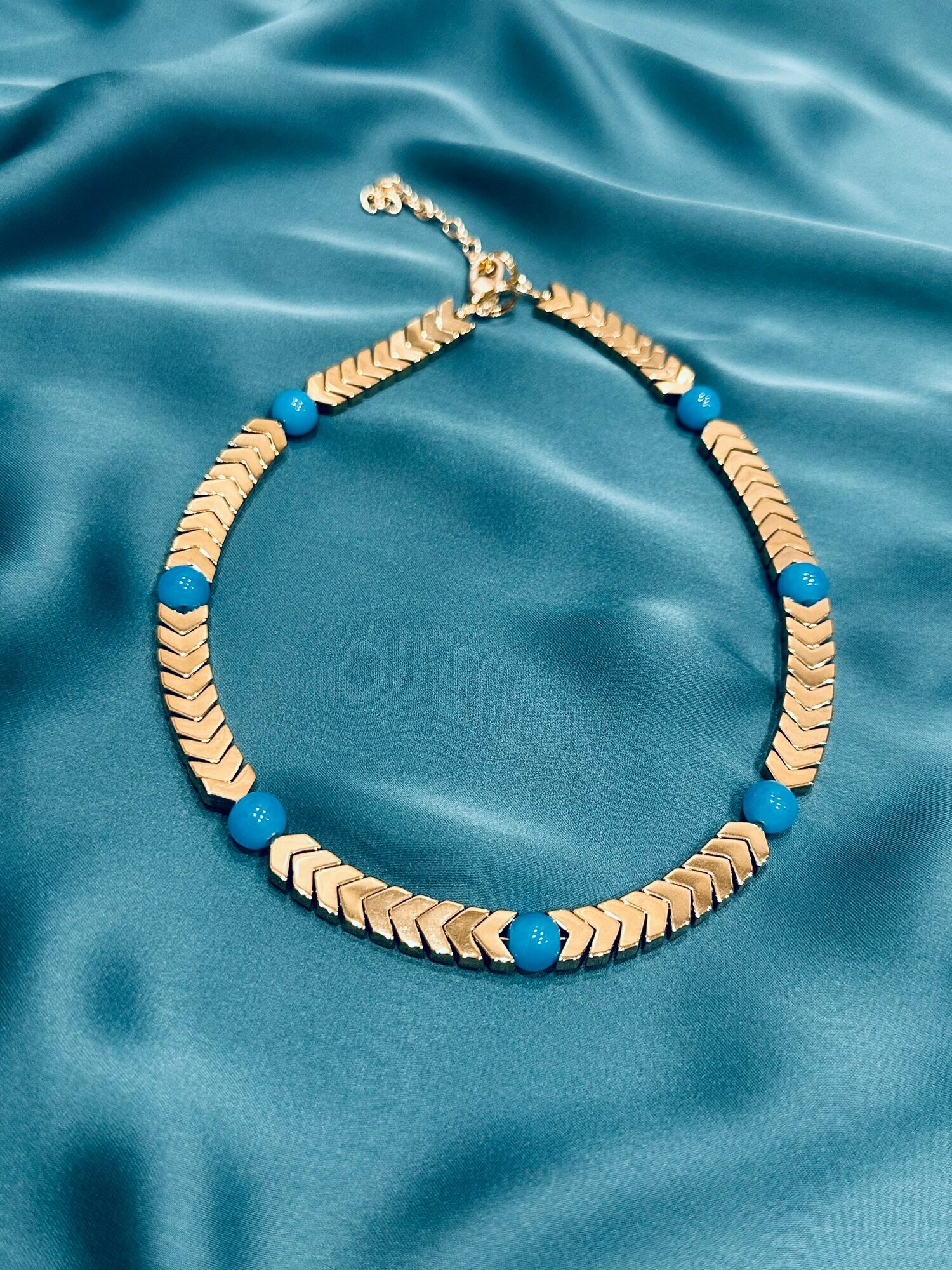 Колье, халцедон синтетический, гематит