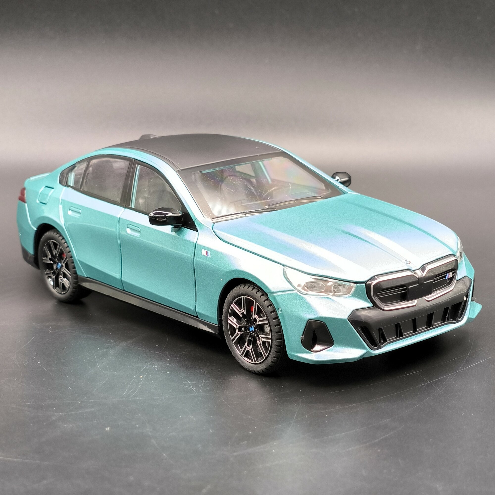 Металлическая машинка BMW i5 M60 xDrive с световым и звуковым сопровождением 1:24