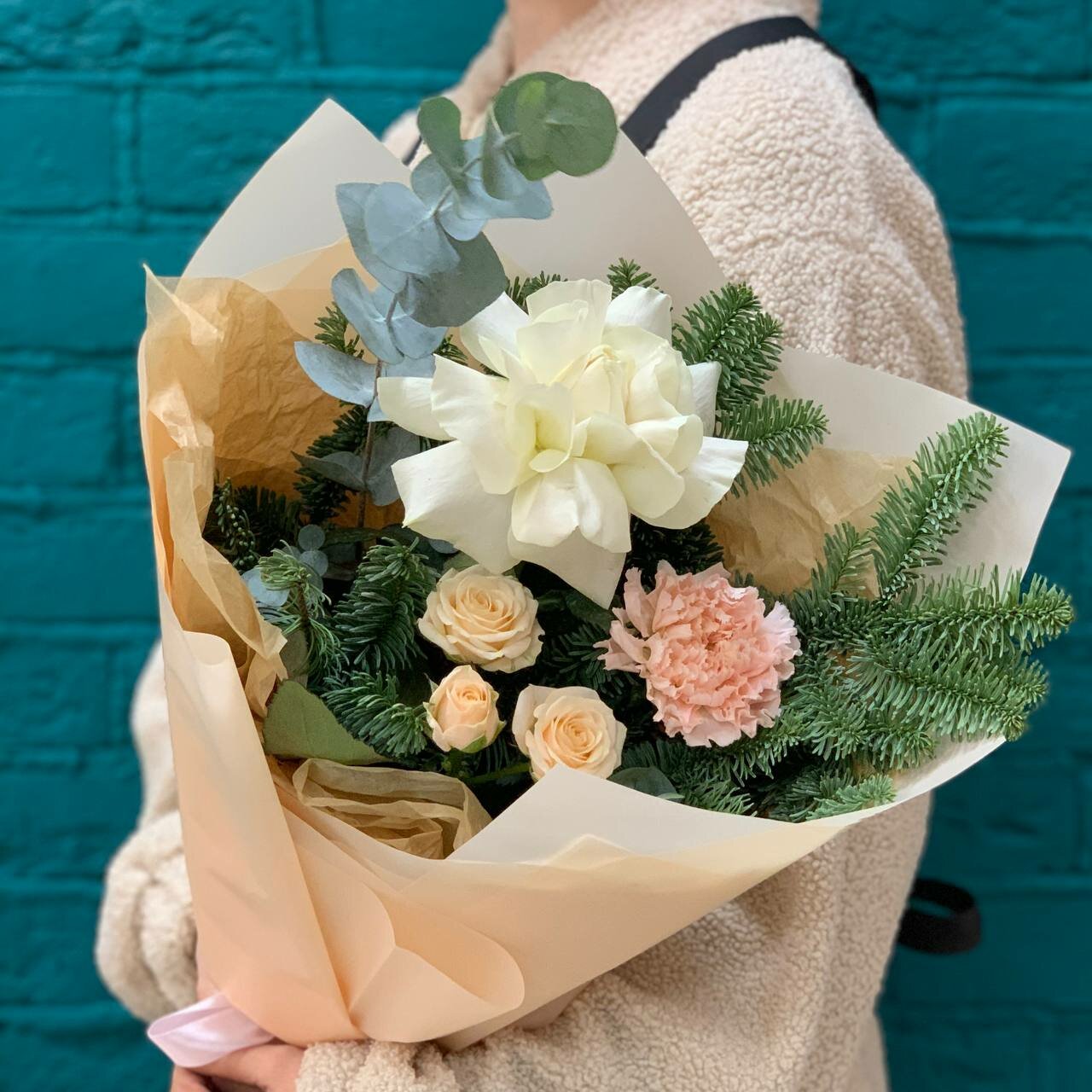 Букет новогодний из нобилиса и французской розы