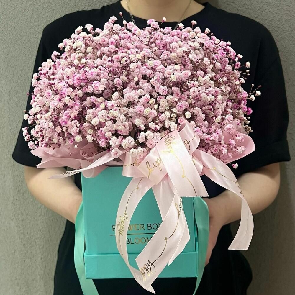 Розовая гипсофила в коробке