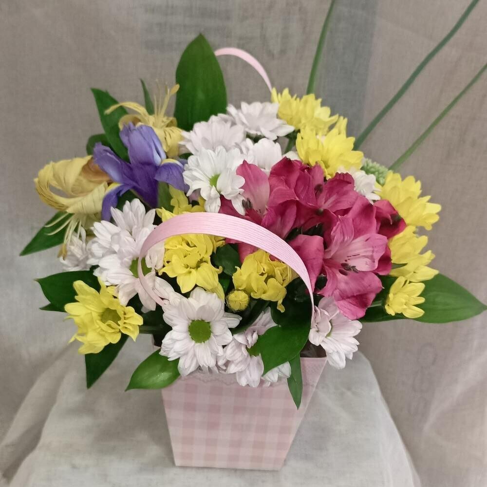 Композиция из альстромерии и кустовые хризантемы в сумочке, зеленая