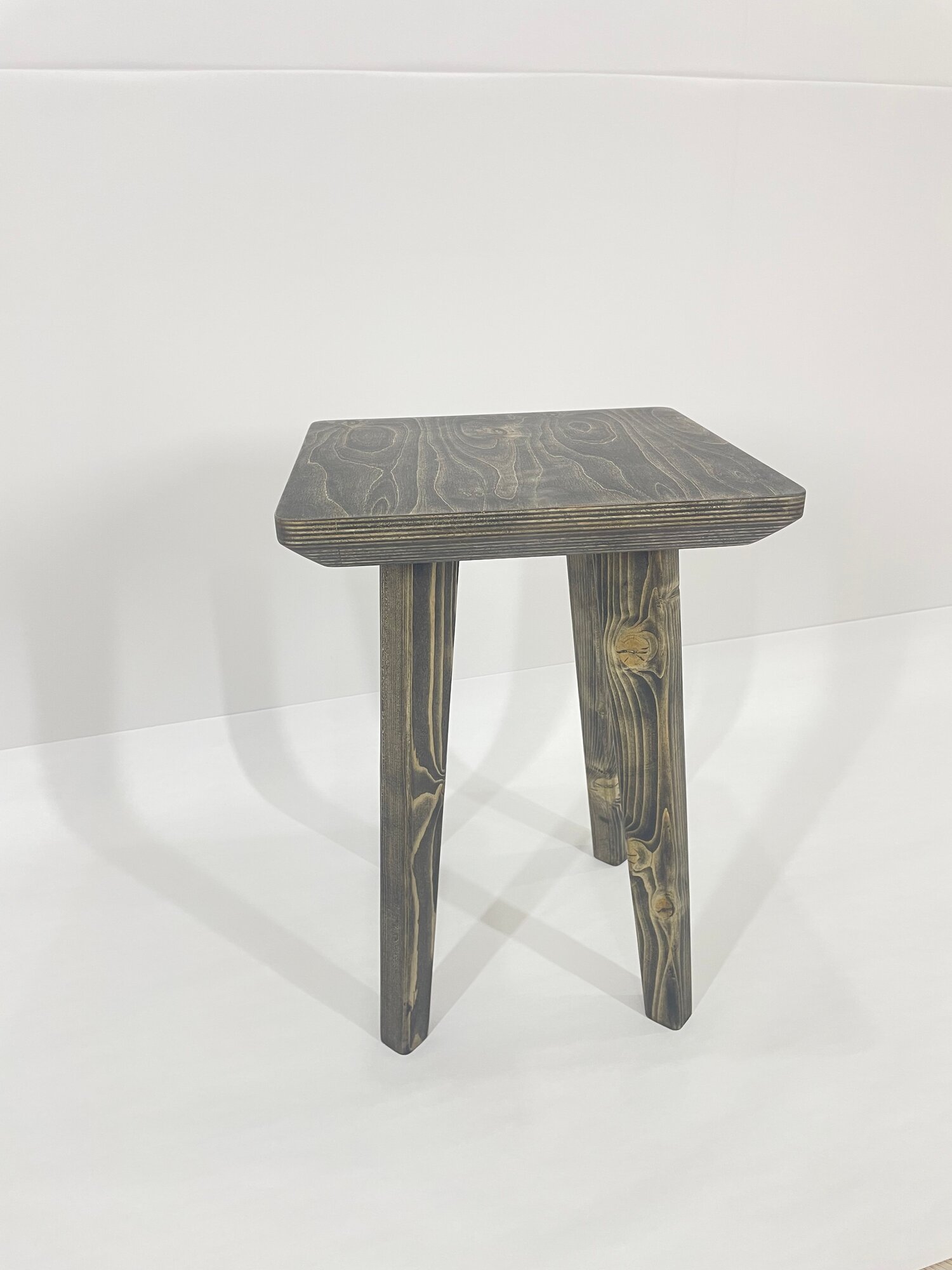 Табурет для кухни, гостинной. Габариты: 35х35х48 цвет черный. Материал: Фанера 20мм, дерево