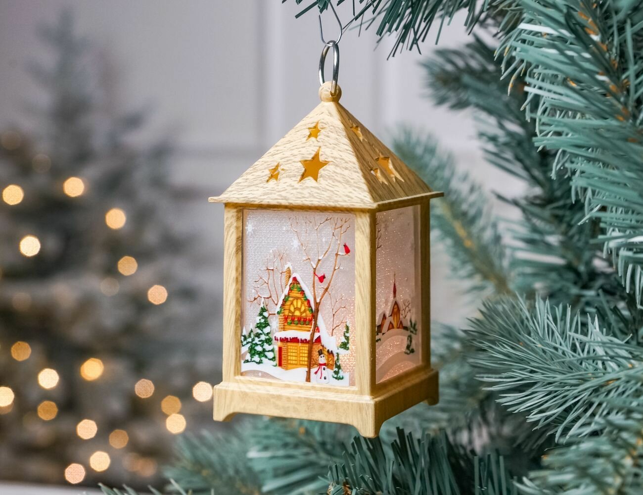 Светящаяся ёлочная игрушка фонарик - ДОМ санты В лесу, пластик, тёплый белый LED-огонь, 13 см, батарейки, Sigro 54-0126-3