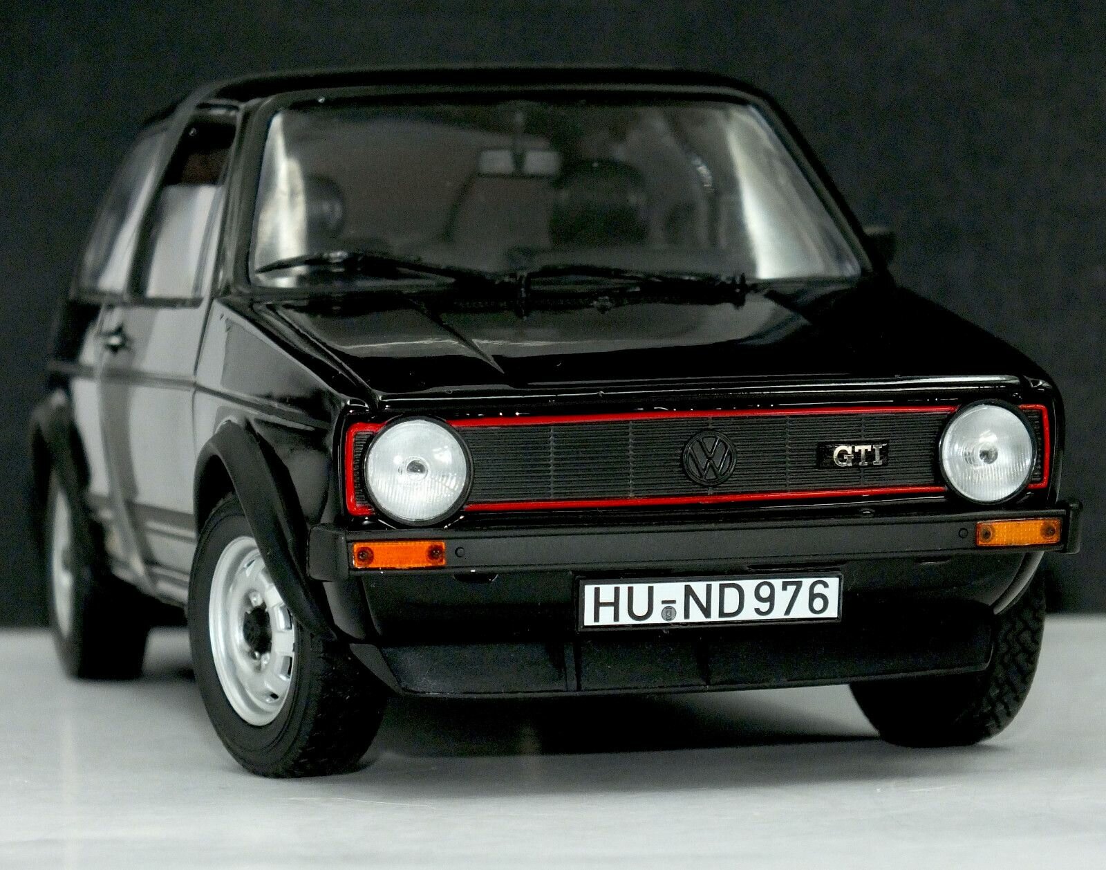 Коллекционная модель Volkswagen Golf GTI 1976 1:18 от Norev, металлическая модель первого хетчбэка GTI