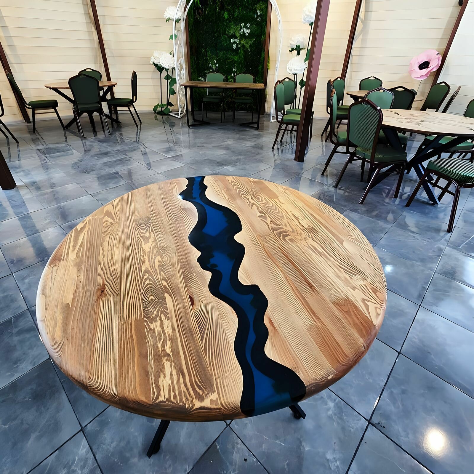 Обеденный стол "Река" 100х100 из массива сосны цвета золотистый дуб с синей эпоксидной смолой на металлическом лофт подстолье