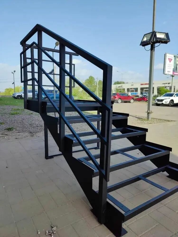 Лестница-крыльцо 6 ступеней с площадкой, без ДПК, ограждения слева и с торца. Ширина 1 м. Высота 1.08.