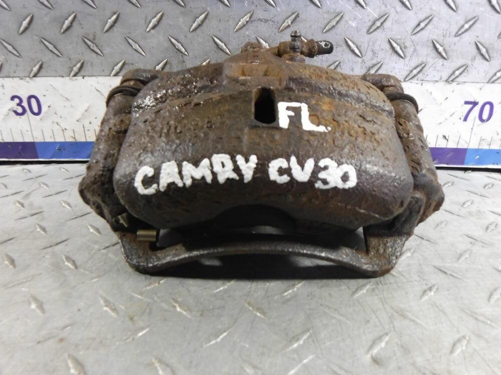 Суппорт передний левый Toyota Camry CV30