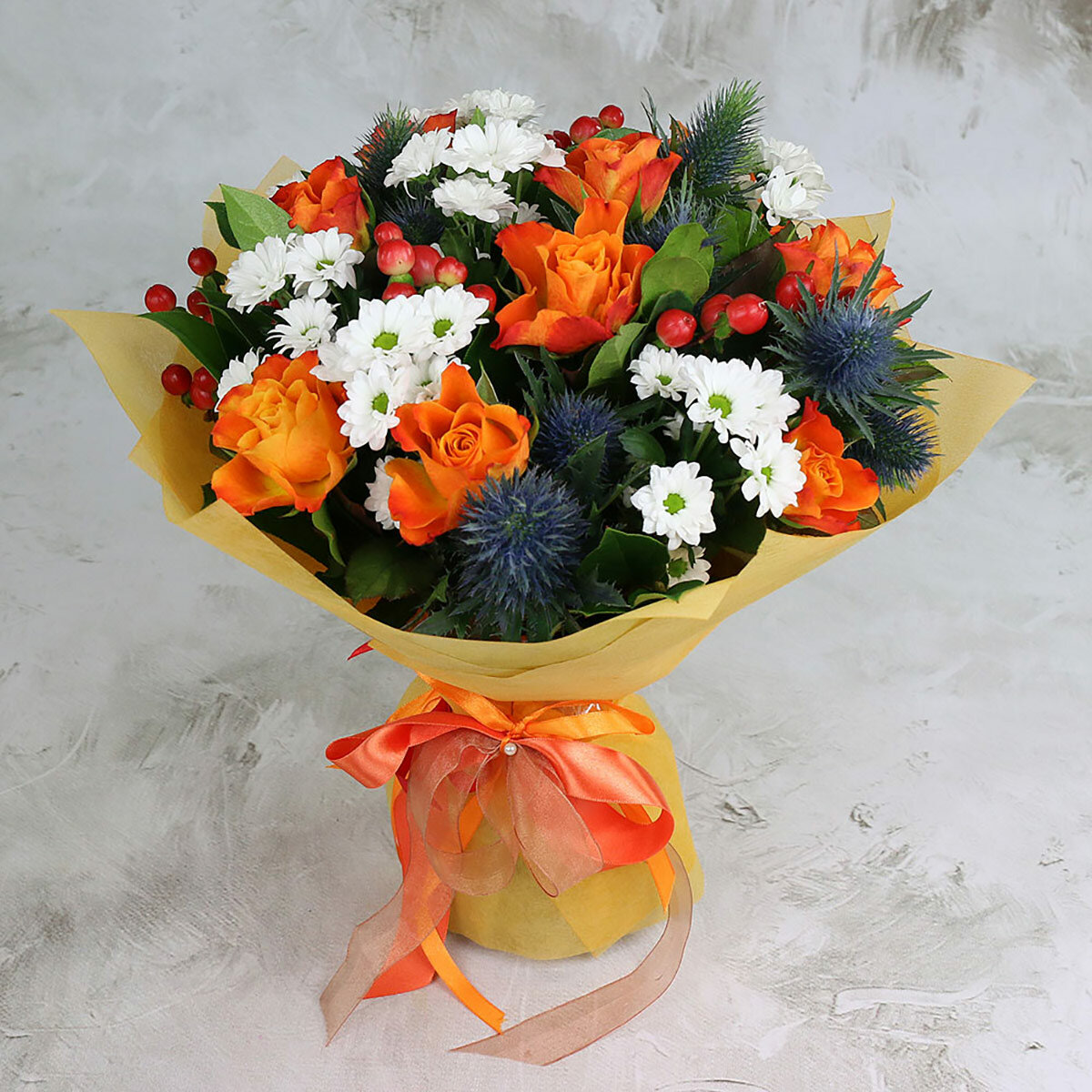 Букет из роз, хризантем, эрингиума, зелень: салал и гиперикум, высота 35 см