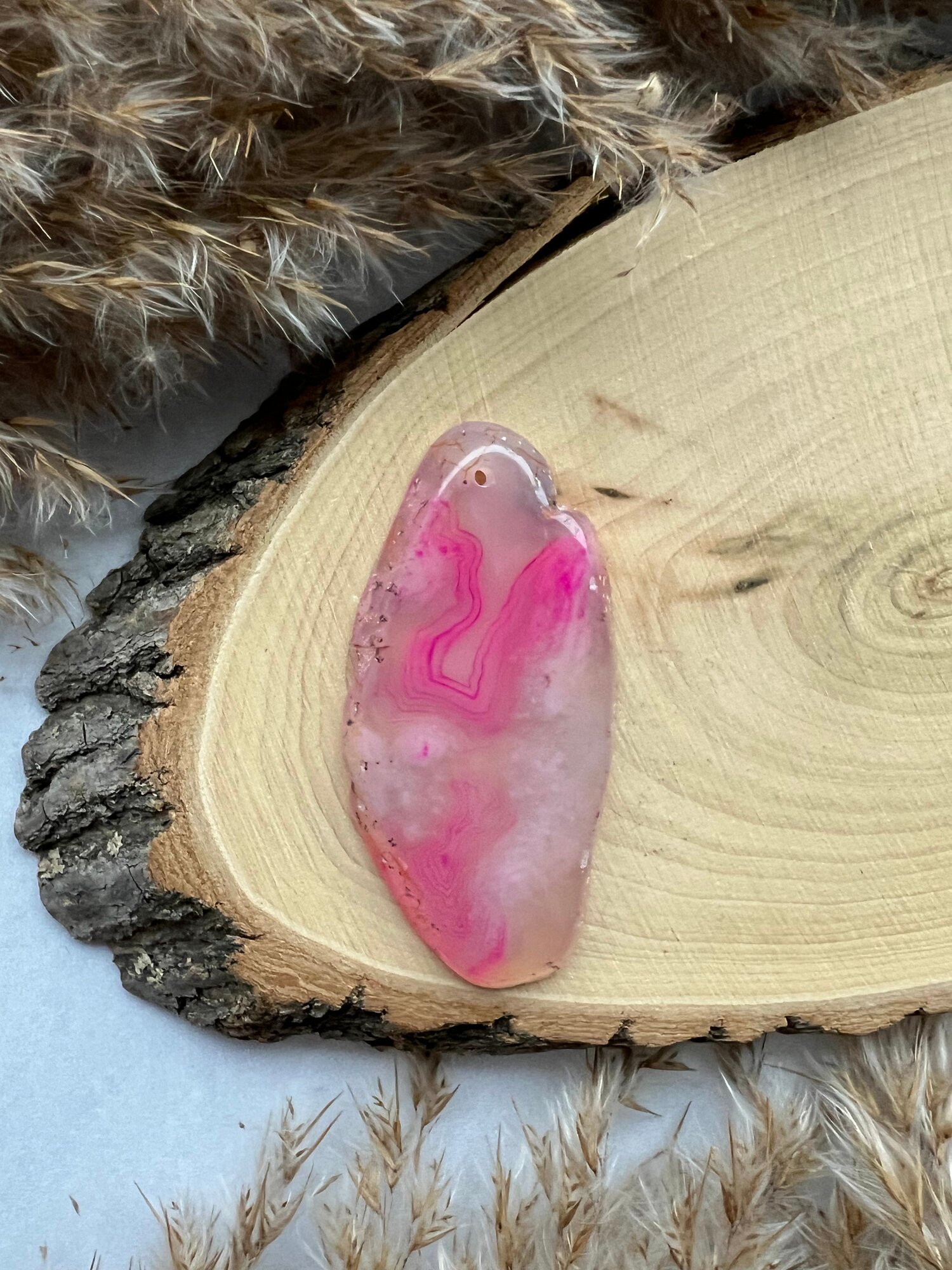 Малый срез агата натурального с отверстием (тонирован в розовые тона)