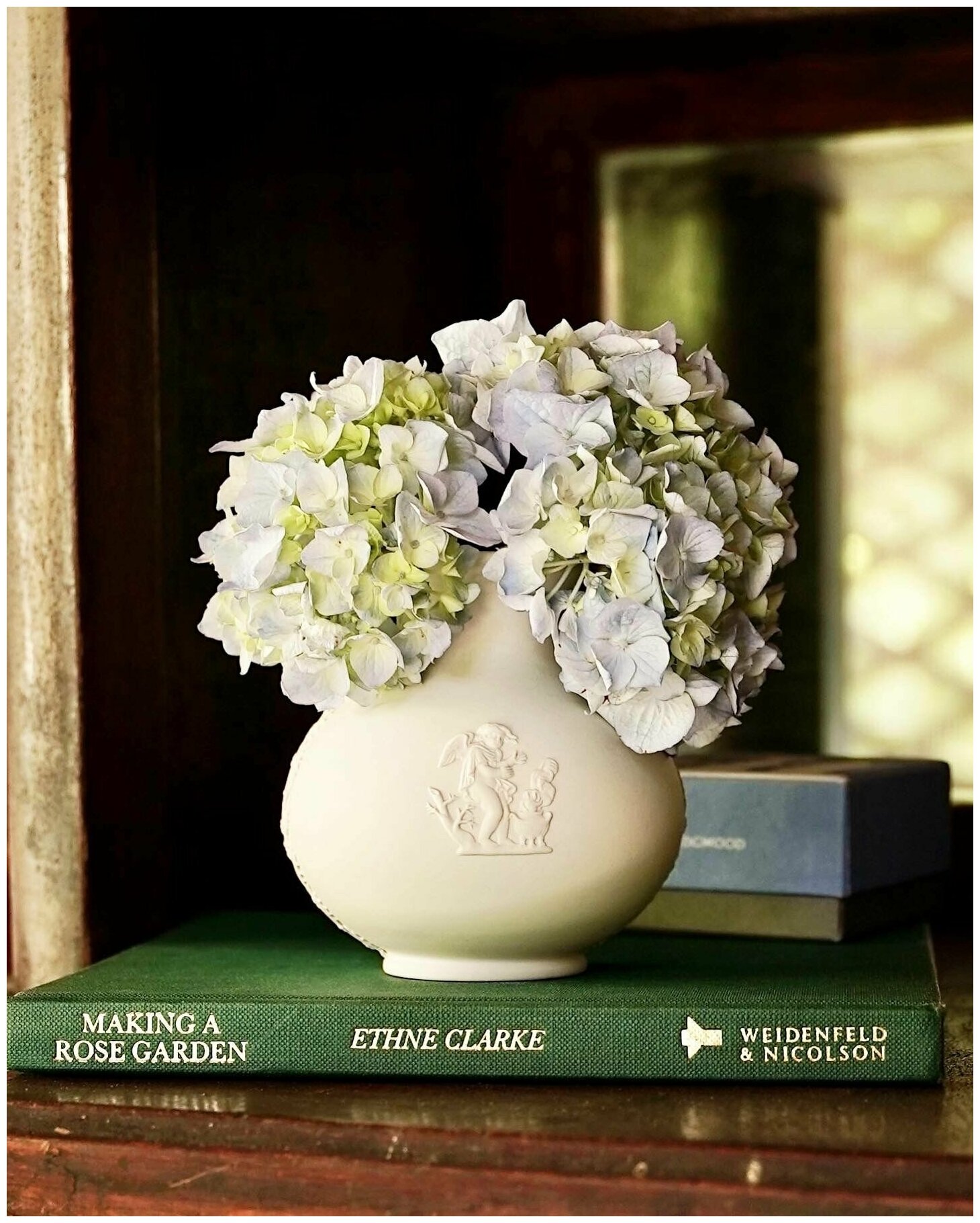 WEDGWOOD вазочка с Амуром, зима, из коллекции "Времена года", Англия, 1980 г.