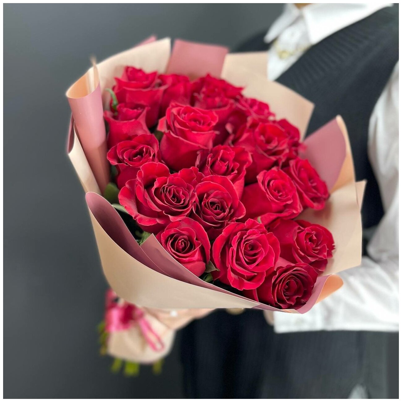 Букет из 19 красных роз 55 см, Эквадор, авторская упаковка от SkyFlora