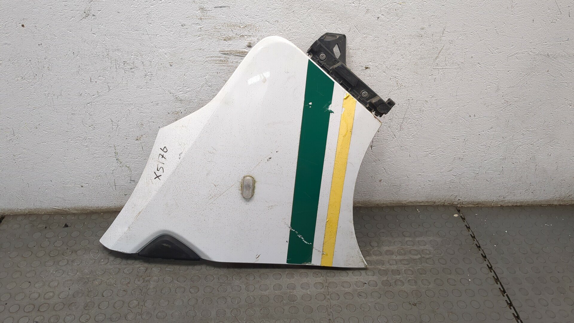 Крыло правое переднее Opel Vivaro Б/У