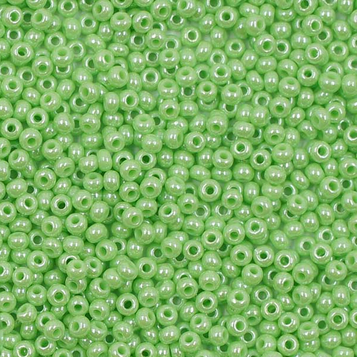 Бисер Preciosa 58410 непрозрачный светло-зеленый перламутровый (10/0) 2.3 мм, 5 г, цена за 2 уп.