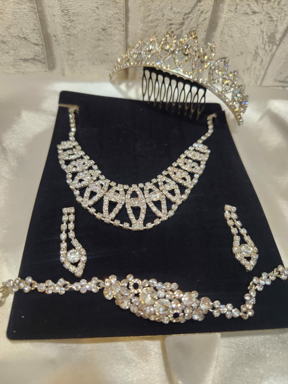 Комплект бижутерии: серьги, колье, браслет, акрил