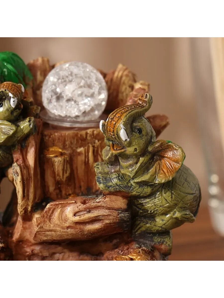 Очаровательный фонтан с слонами и пальмой