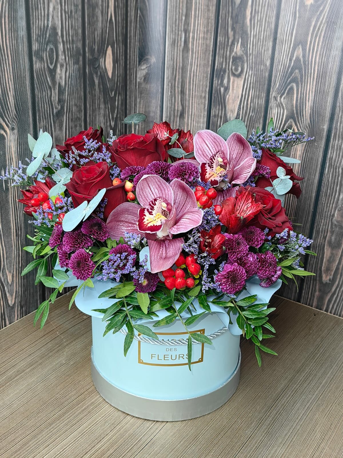 Букет "Орхидея с красной розой и сантини", в шляпной коробке