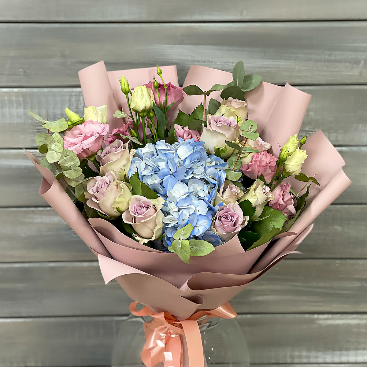 Букет из гортензии, роз, лизиантусов "Букет Маркет", сборный, на стеблях