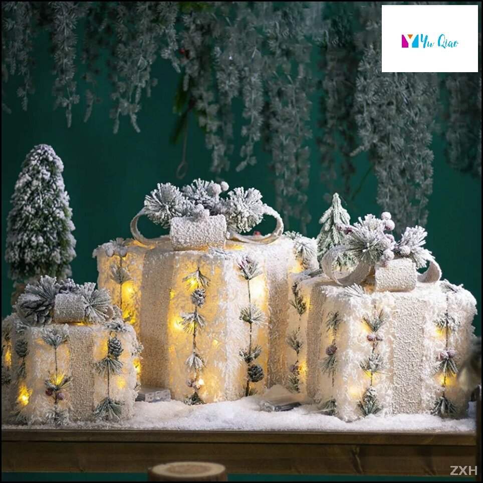 Эксклюзивный набор из 3 светящихся елочных украшений и флокированной подарочной коробки премиумкласса для рождественского декора витрин, выполненный в железном стиле.