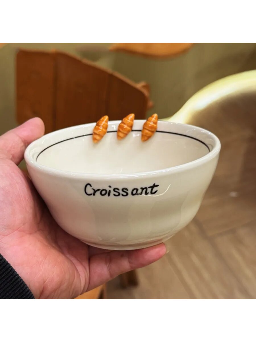 Тарелка с крендельками и булочками