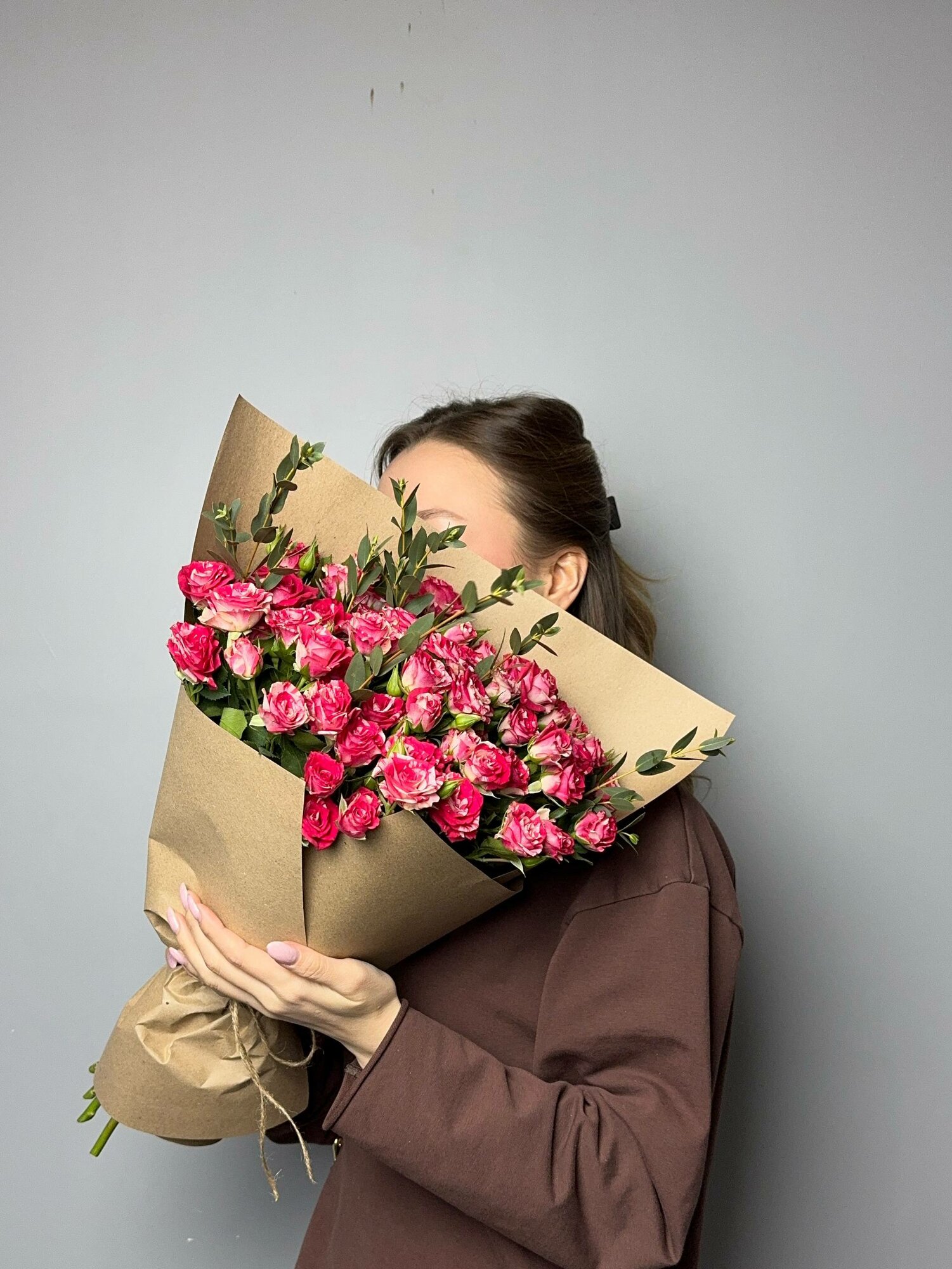 Нежный букет из кустовых роз с эвкалиптом с доставкой по Москве FRESH FLORA