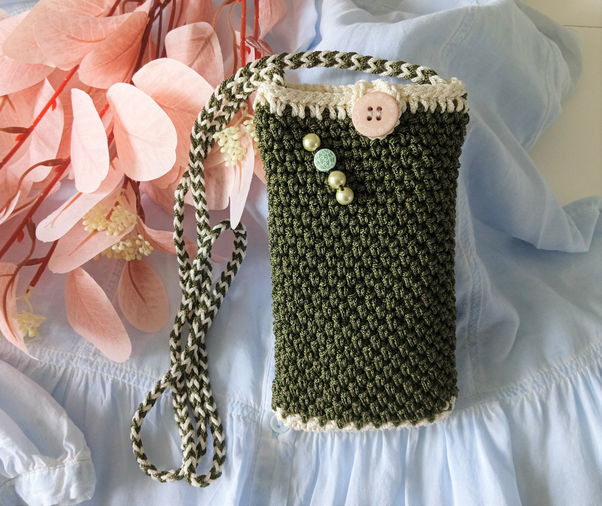 Чехол для смартфона, через плечо, вязанный, с бусинами, женский. Цвет хаки.