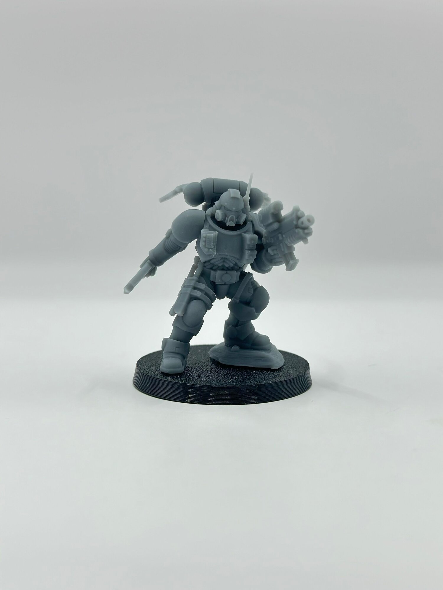 Миниатюра "Space Marines: Lieutenant in Phobos Armour" Warhammer 40k