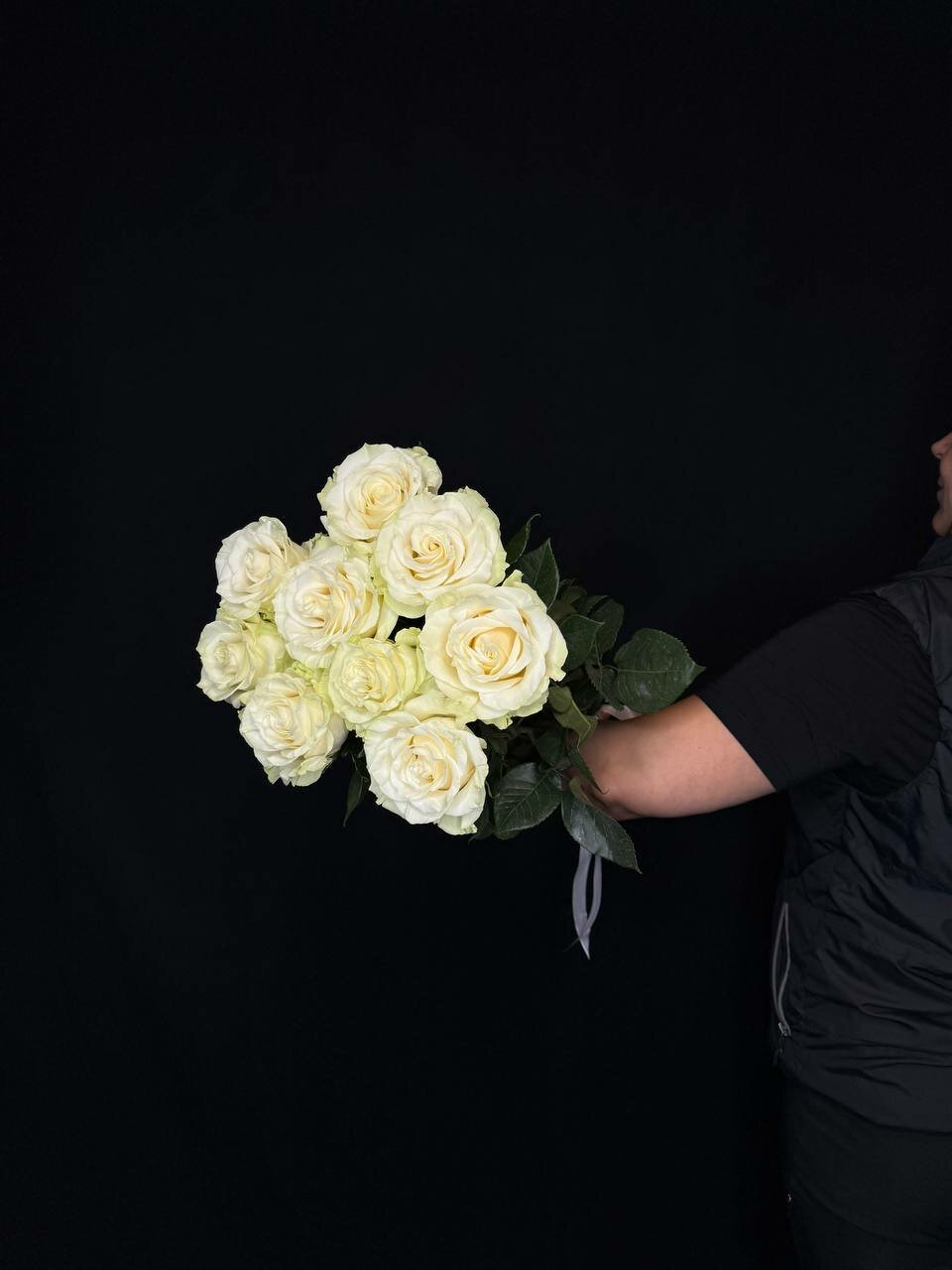 Букет из 9 роз Мондиаль под атласную ленту "Руслан и Людмила"